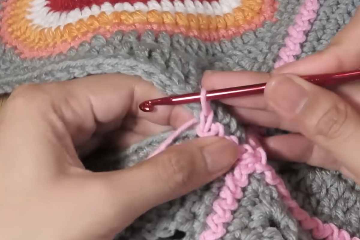 How To Join Granny Squares With The Zigzag Slip Stitch Method