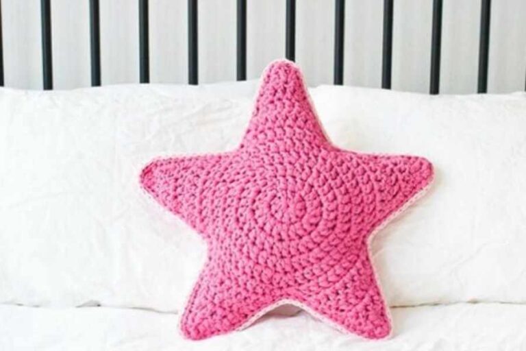 Big Fluffy Star Pillow - FREE Crochet Pattern & Tutorial