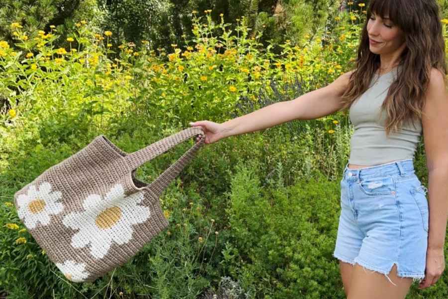 How To Crochet The Cutest Daisy Bag