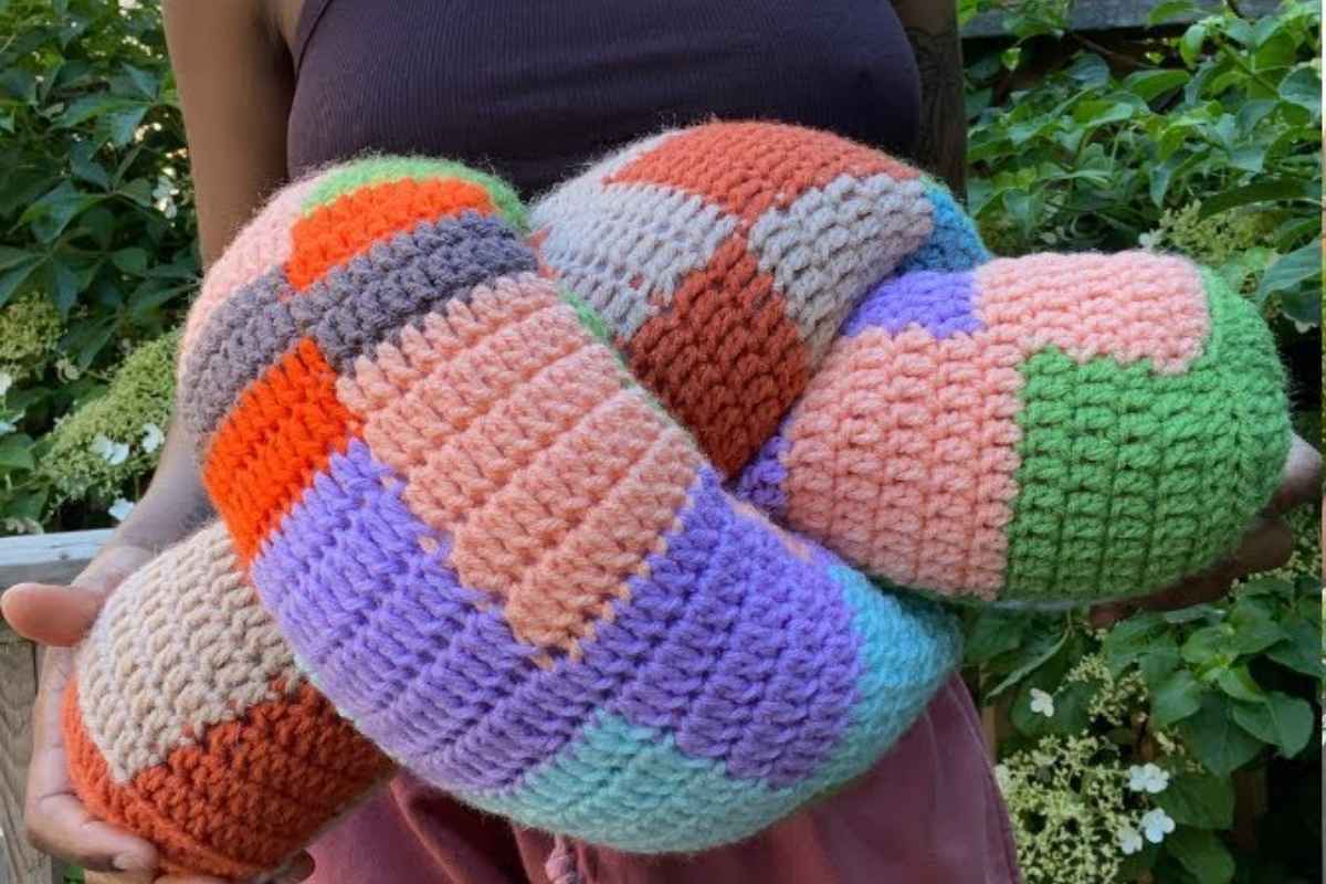 How to Make Crochet Checkered Knot Pillow Tutorial