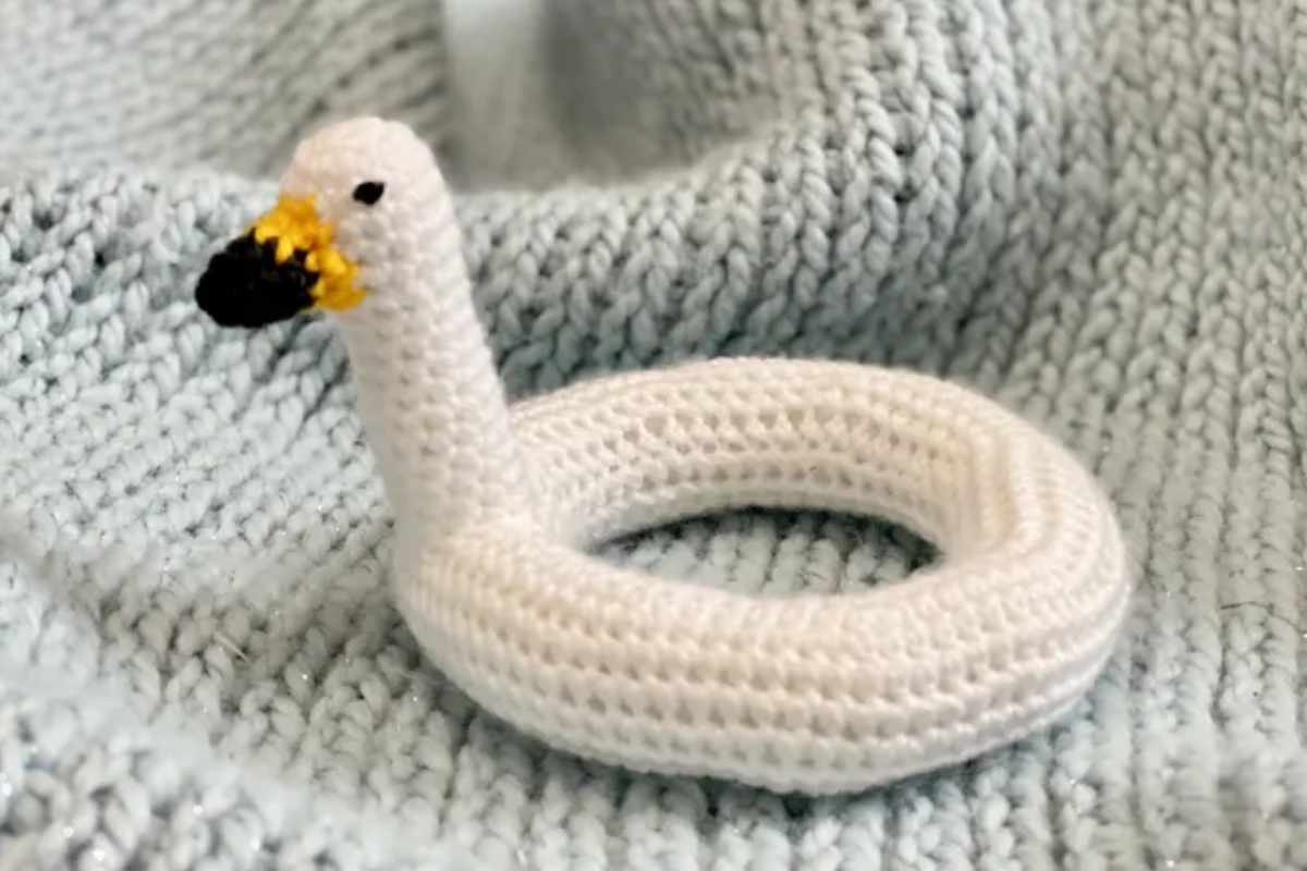 Free Crochet Pattern for Amigurumi Flamingo Pool Floaty!