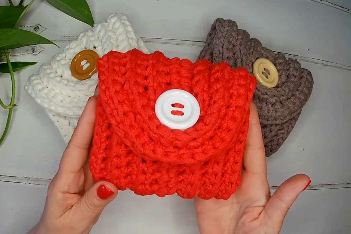 Crochet a Pretty Small Purse: Easy and Fast Project for Beginners