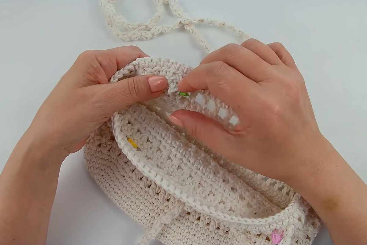 Crochet Shoulder Bag: A Stylish and Versatile Accessory