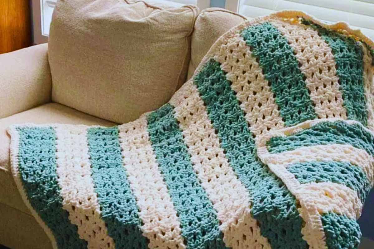 Chunky Two-Color Crochet Blanket: The Cozy Cloud Pattern You’ll Love