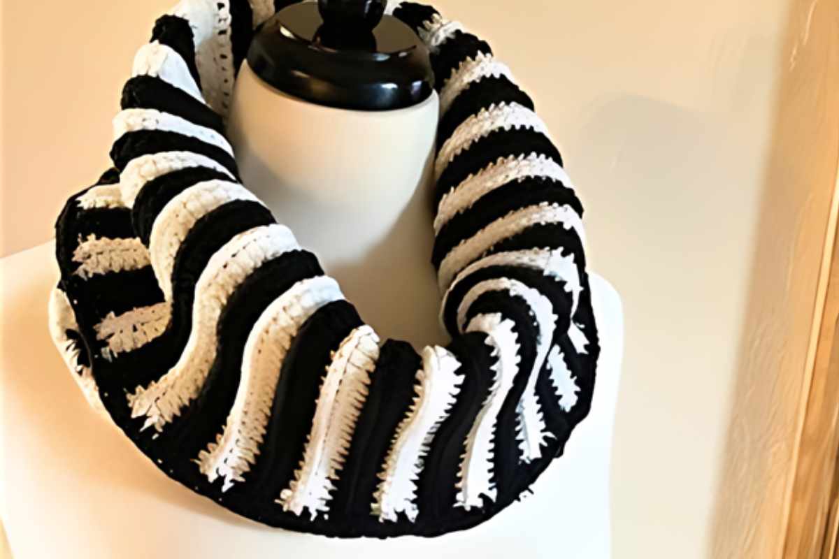 Ribbed Knit-Look Crochet Cowl: Halloween’s Perfect Accessory