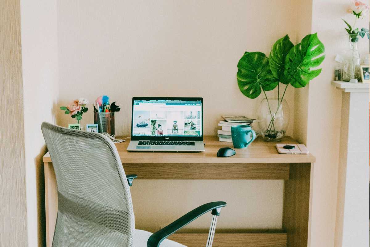 How to Feng Shui Your Desk For More Productivity