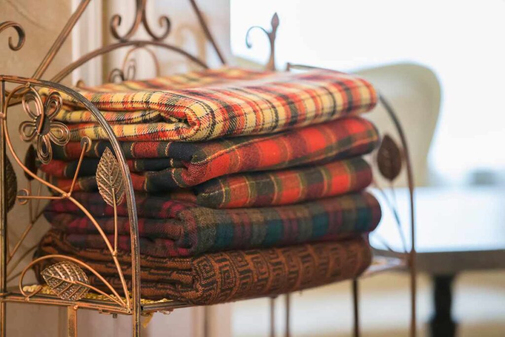 4 creative ways to Fold Blankets like a PRO!