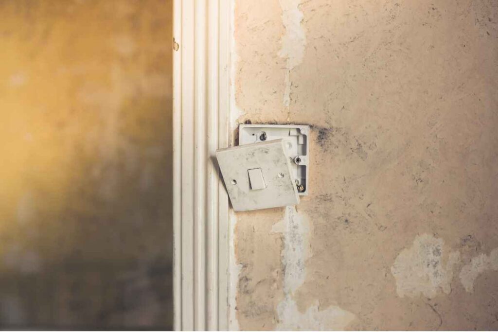 How to Replace a Broken Light Switch or Outlet