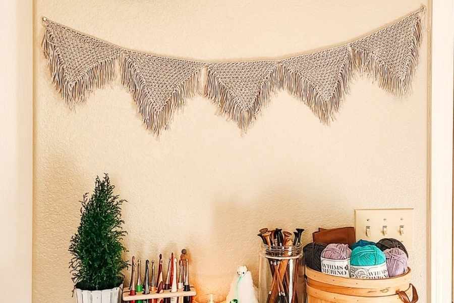 Make this Pretty Knitted Boho Wall Hanging