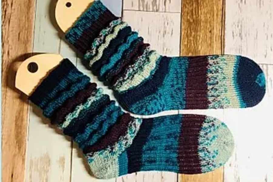 Learn to Knit this Pretty 3D Ruffle Layers Socks