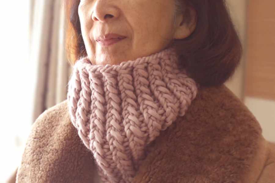 Quick and Easy! Learn to Knit this Chunky Crossover Cowl