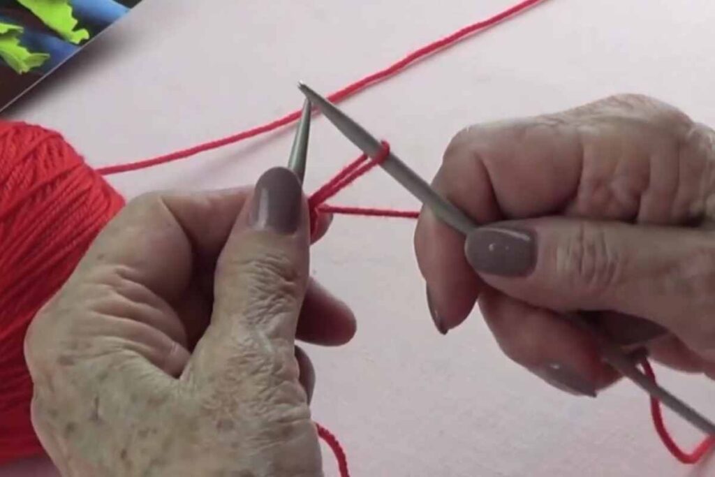 Cozy and Stylish: The Trinity Stitch Cowl Knitted in the Round