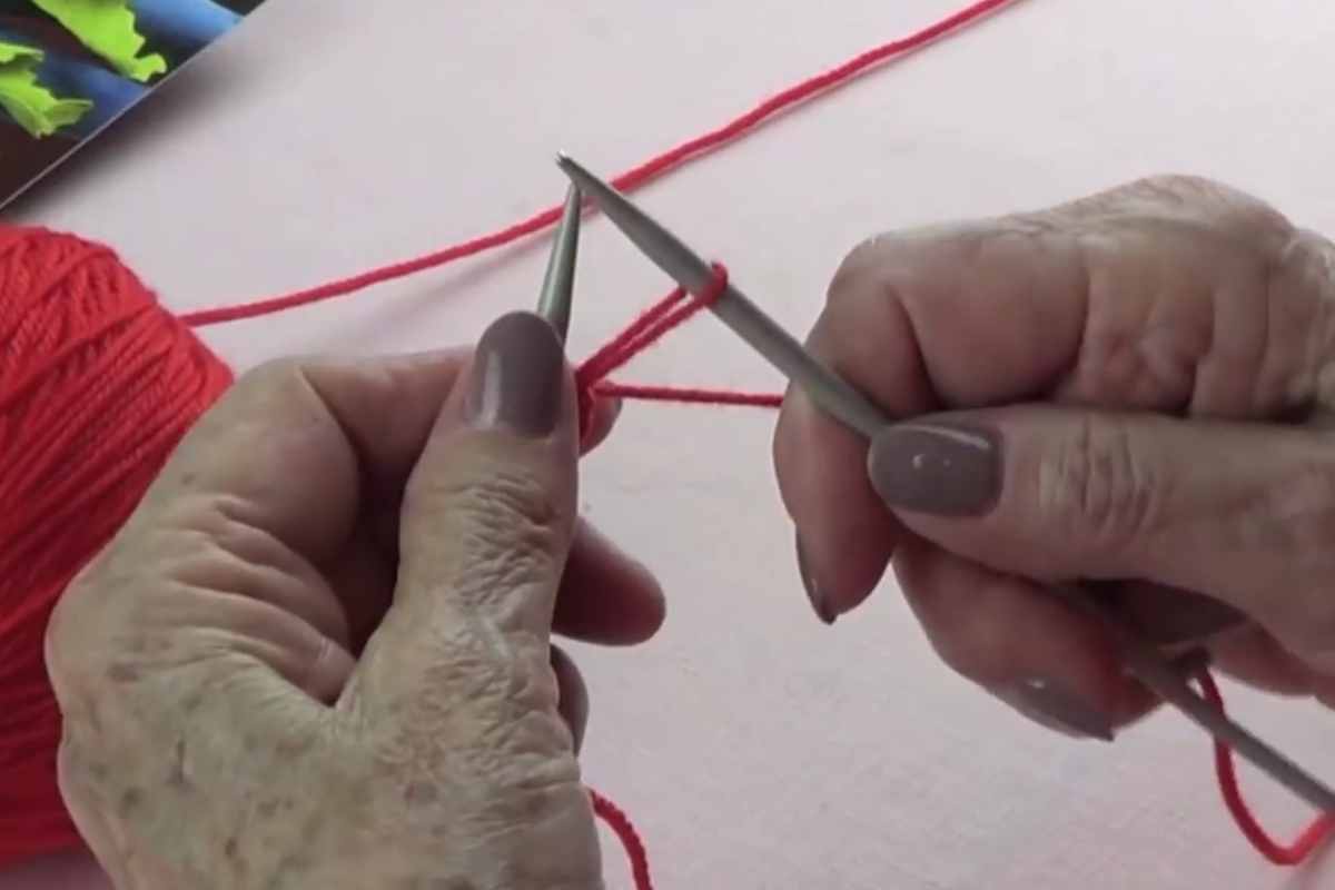 Cozy and Stylish: The Trinity Stitch Cowl Knitted in the Round