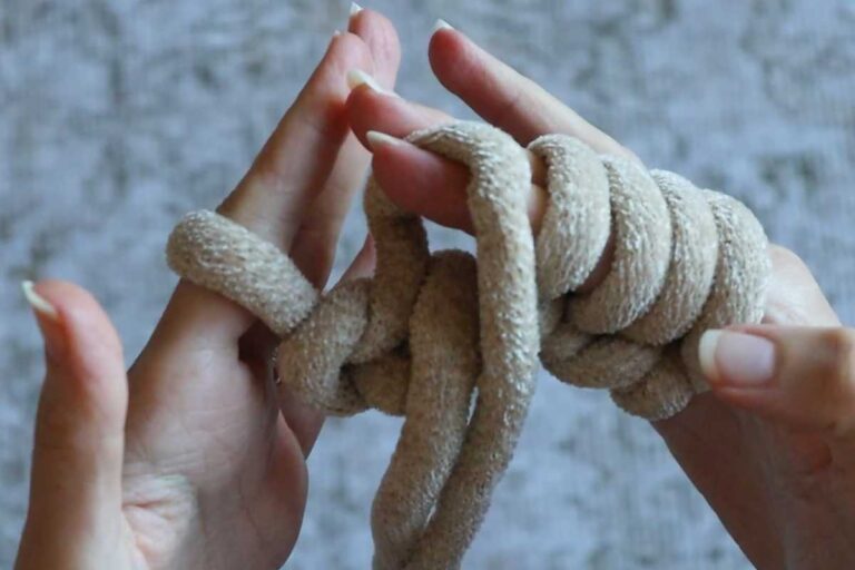 Blanket Finger Knitting: Beginner Video Guide