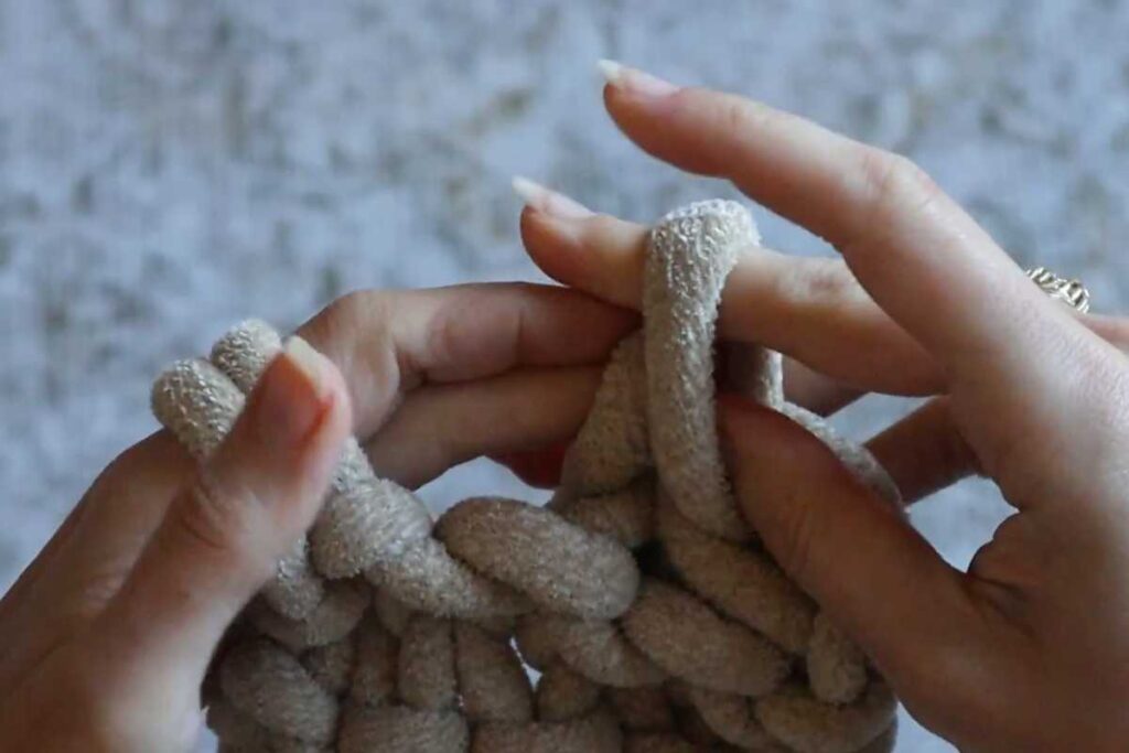 Blanket Finger Knitting: Beginner Video Guide