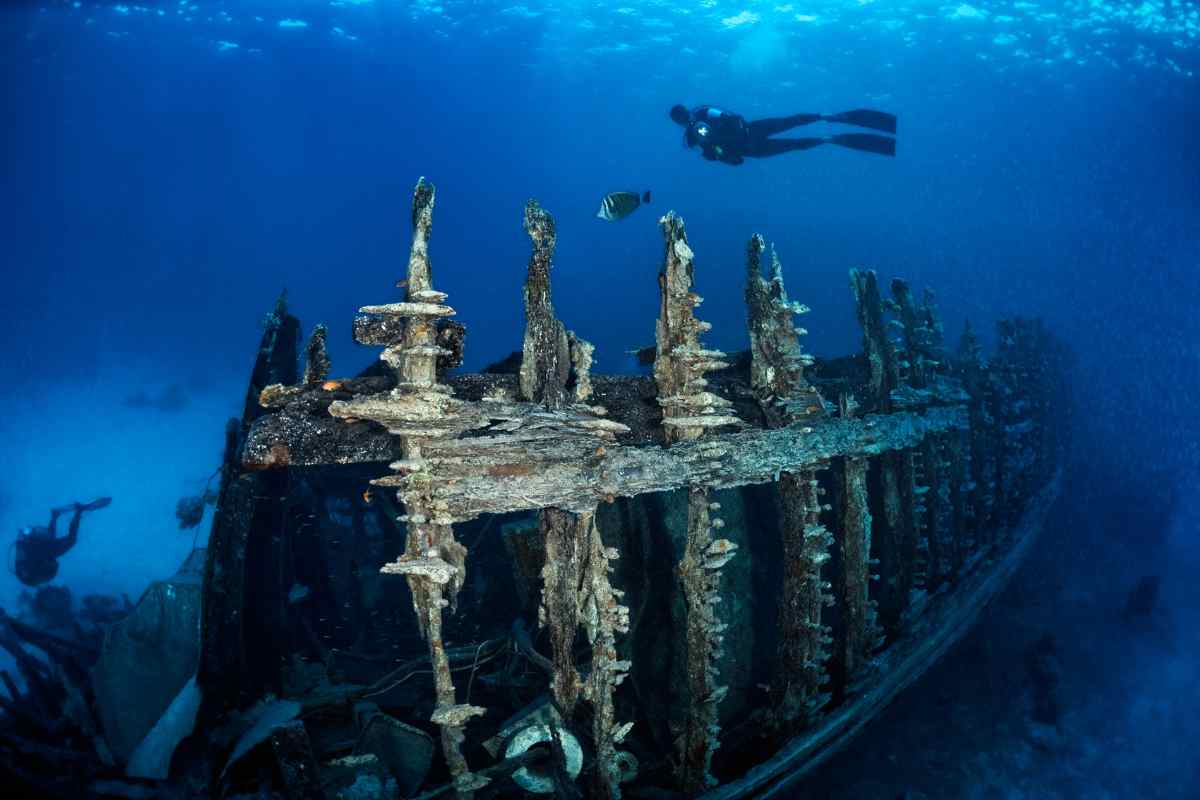Exploring Sunken Cities: A Guide to Underwater Archaeology - Urbaki Outdoor