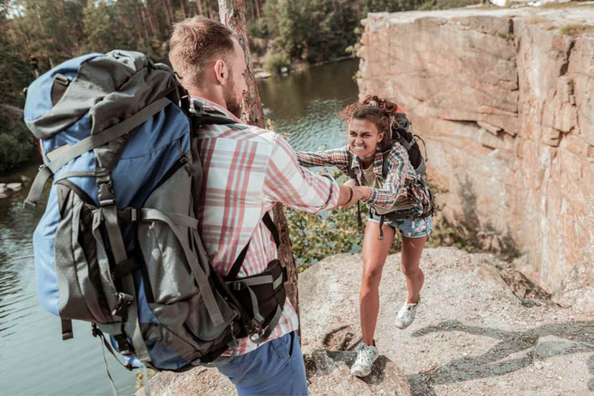 How to Hike with a Heavy Backpack - Urbaki Outdoor