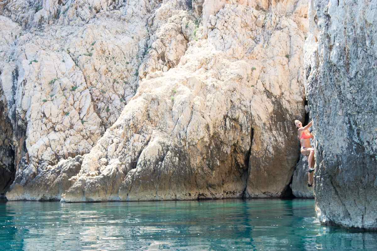 The Best Techniques for Deep Water Soloing (Climbing) - Urbaki Outdoor