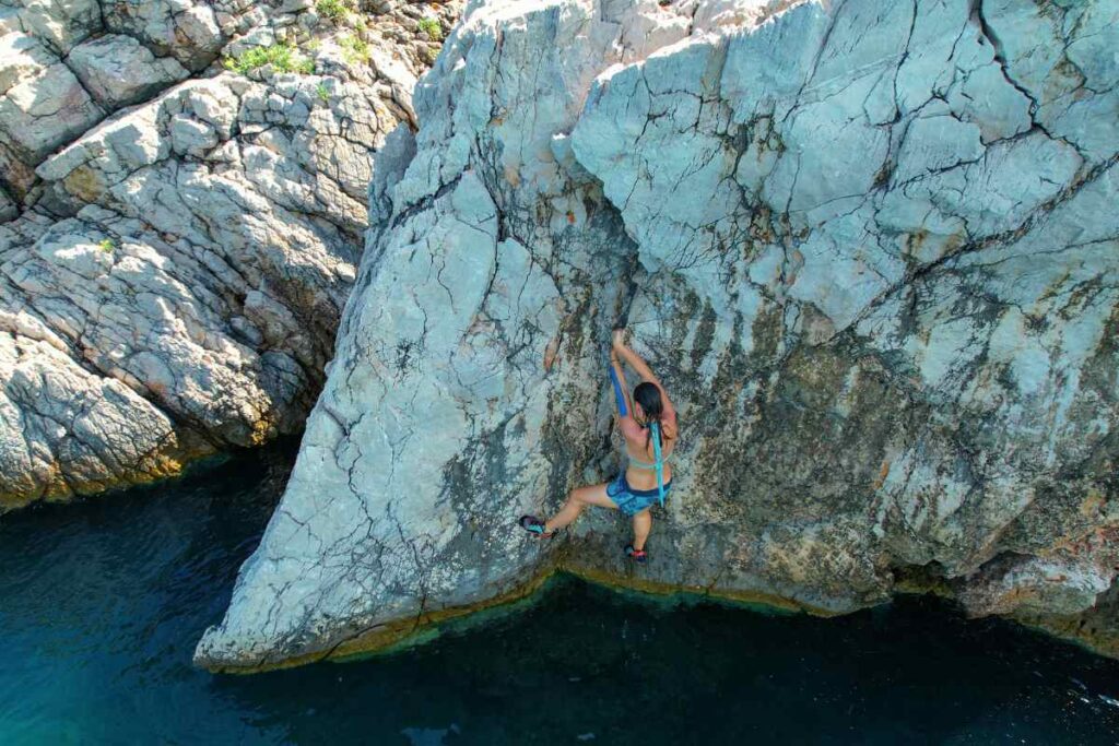 The Best Techniques for Deep Water Soloing (Climbing) - Urbaki Outdoor