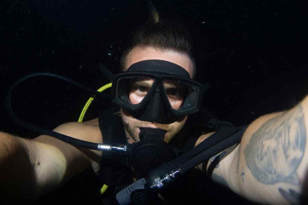 How to Prepare for a Night Dive: Safety Tips and Tricks - Urbaki Outdoor