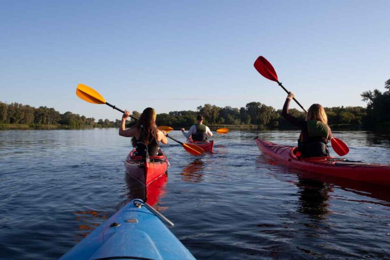 How to Navigate Rapids: Kayaking Techniques for Rough Waters - Urbaki ...