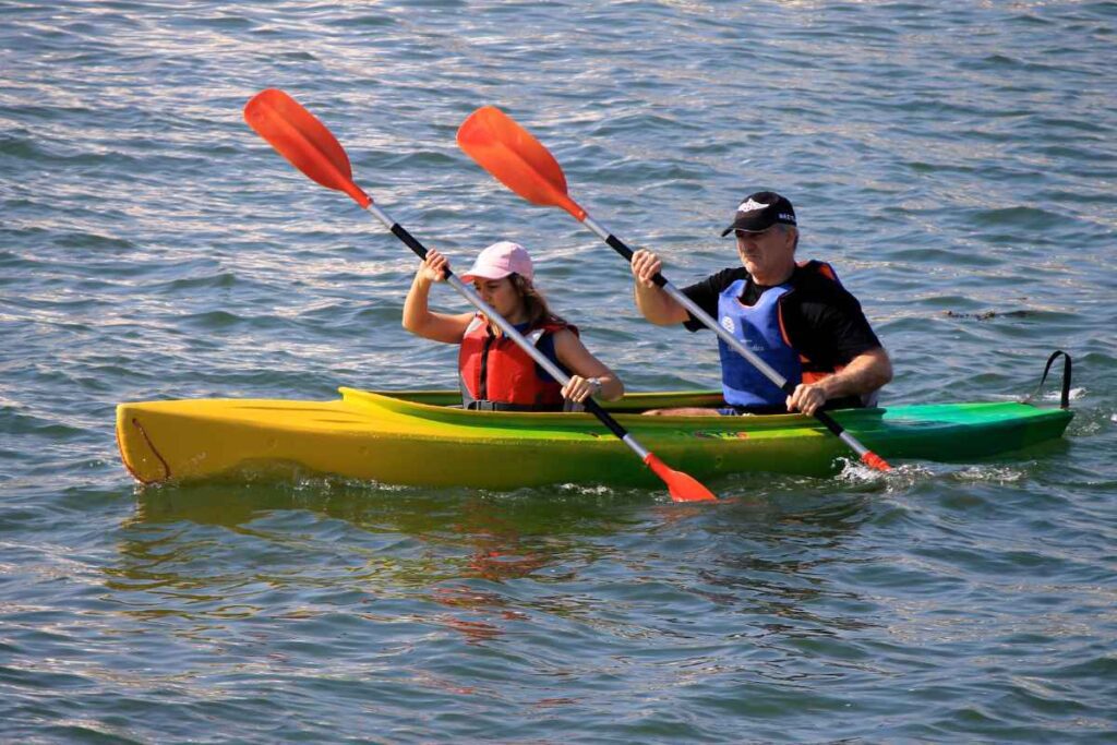 How to Navigate Rapids: Kayaking Techniques for Rough Waters - Urbaki ...