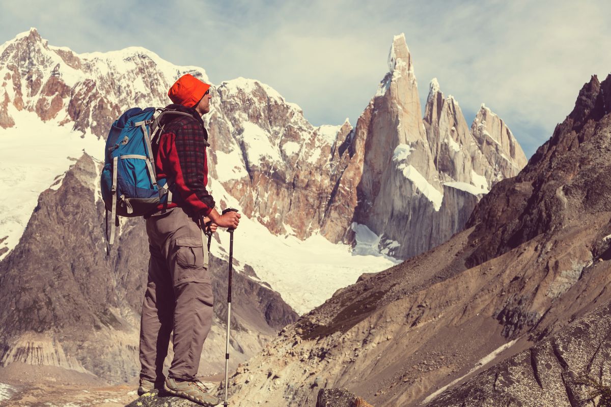 5 Tips What To Wear Hiking (Hiking Outfit) - Urbaki Outdoor